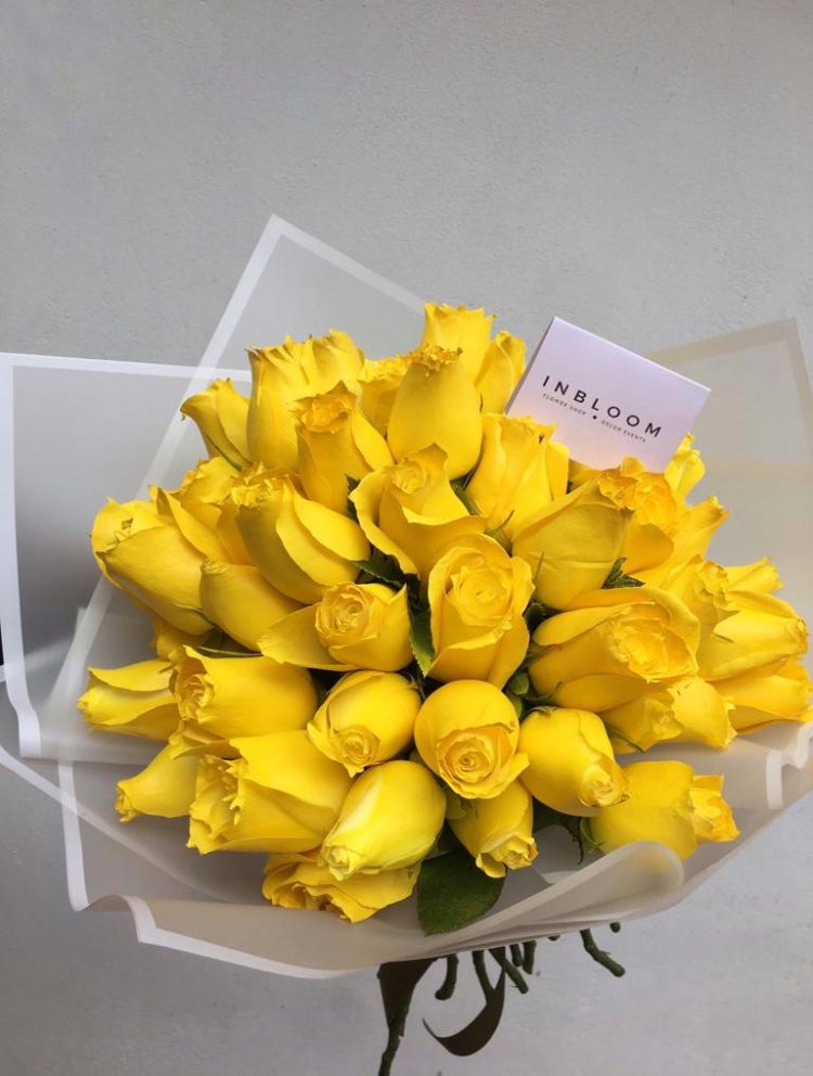Ramo de 48 rosas amarillas - Floristeria Inbloom