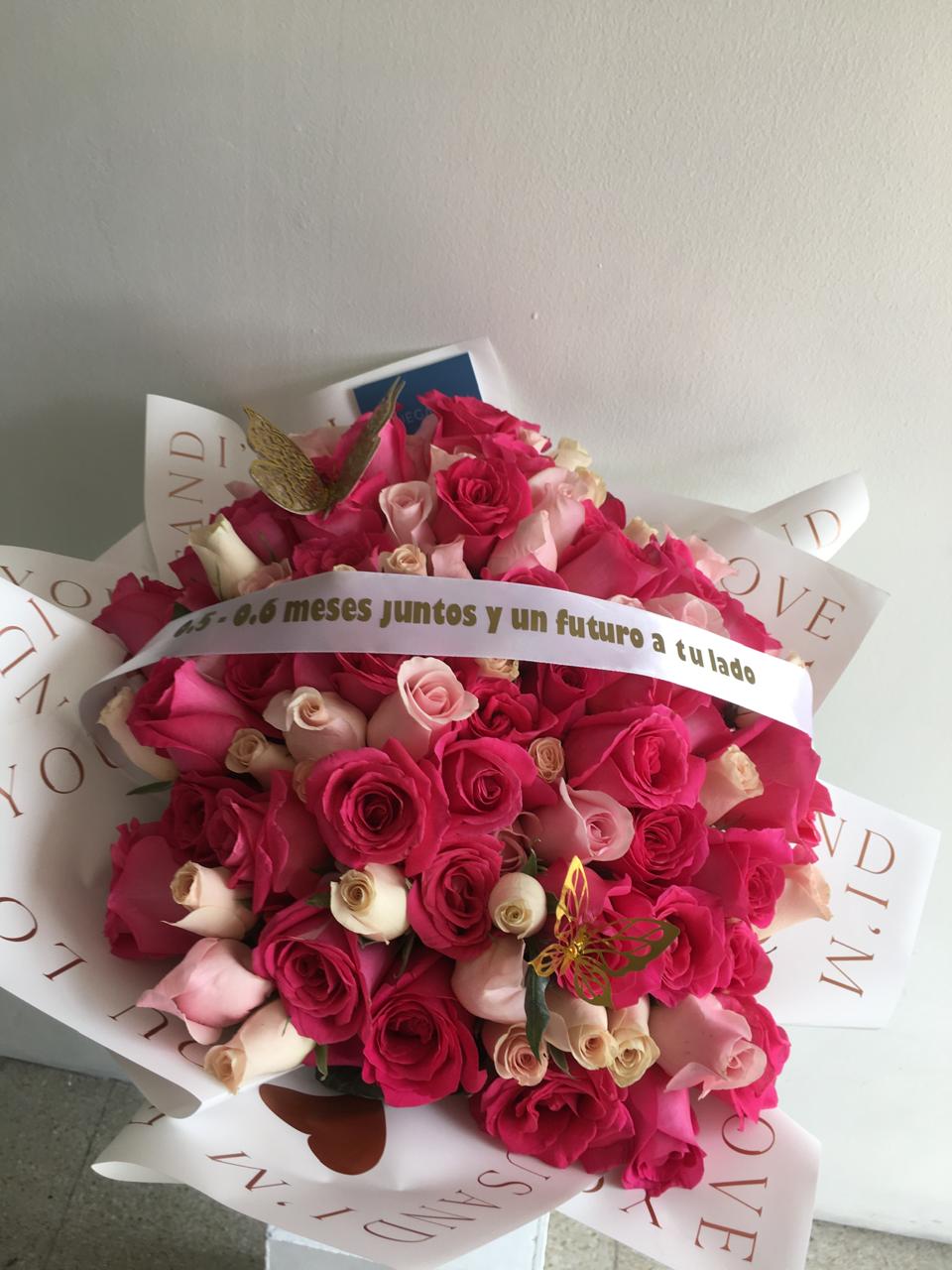 ramo de 100 rosas con liston - Floristeria Inbloom