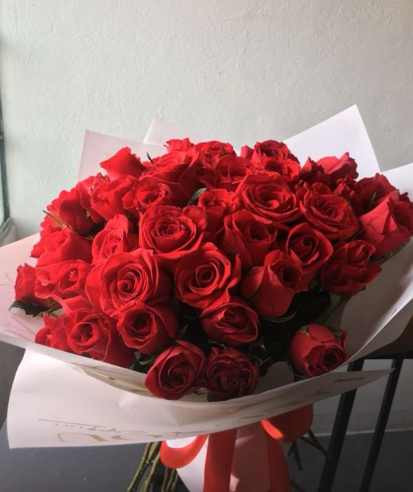 ramo de 50 rosas rojas - Floristeria Inbloom