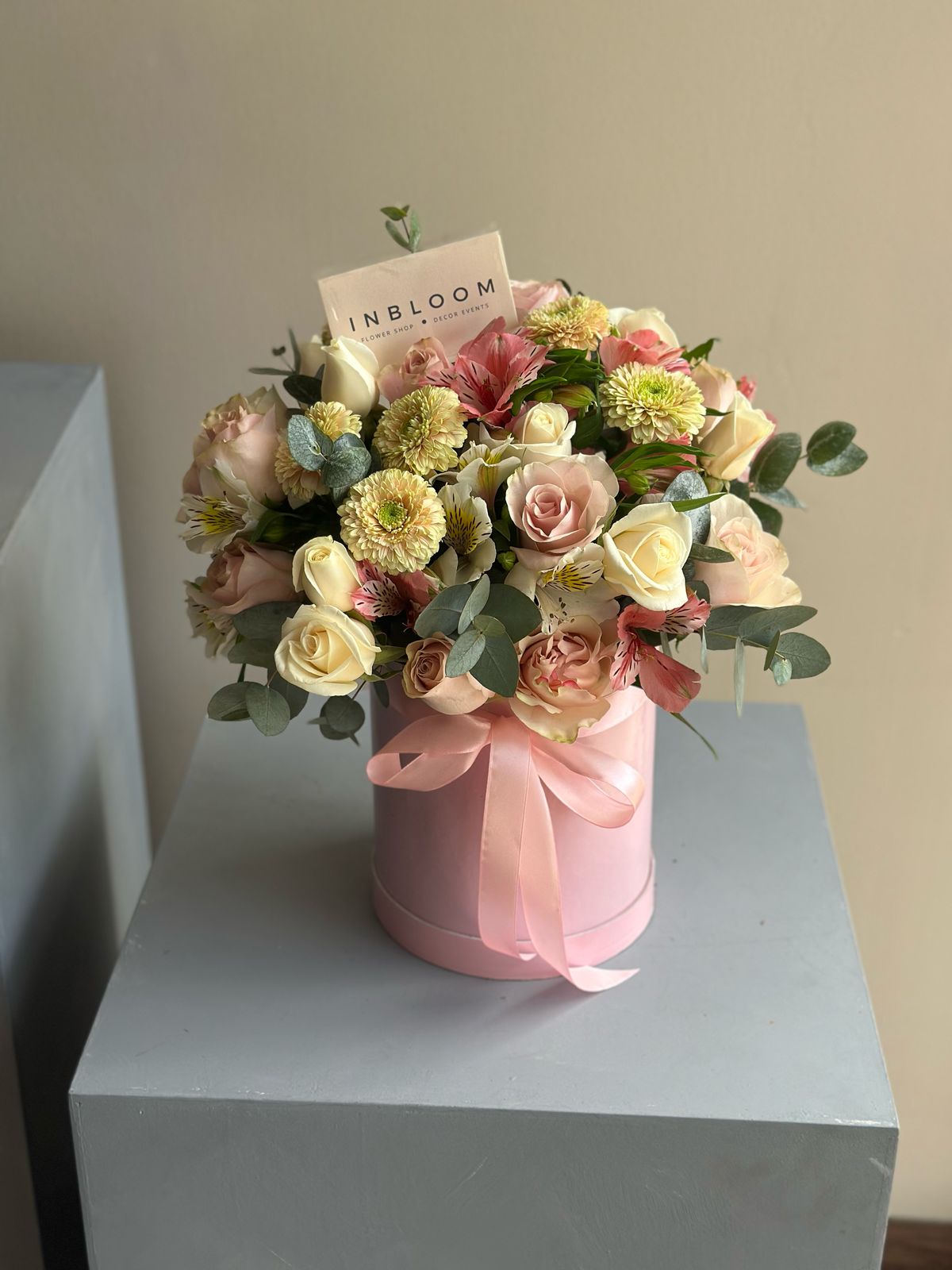 Caja de 24 flores mixtas - Floristeria Inbloom