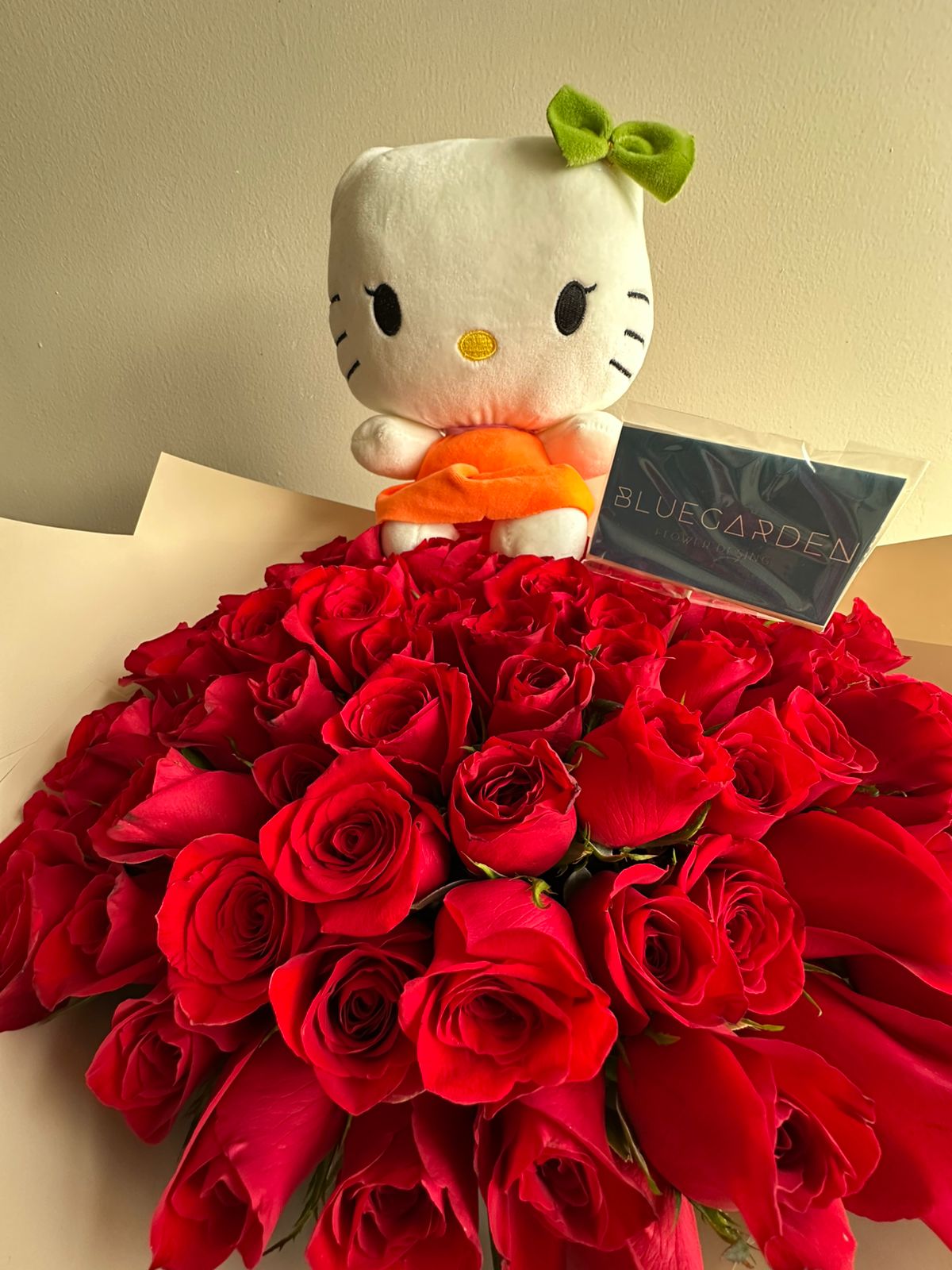 Ramo de 100 rosas con peluche de Hello Kitty - Floristeria Inbloom